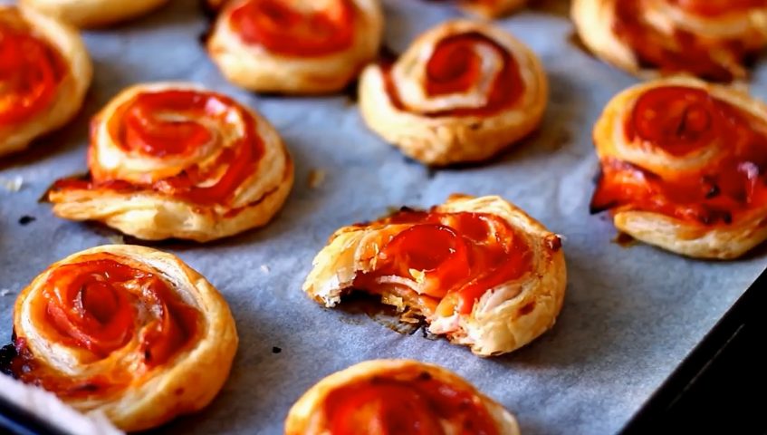 Puff Pastry Bacon rolls with cheddar cheese: easy and mouthwatering