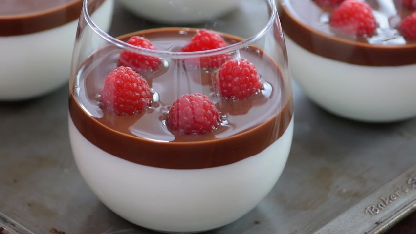 Vanilla mousse cups with chocolate sauce: a yummy dessert