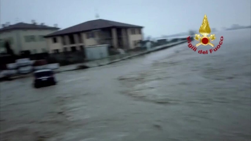 Bologna, il fiume rompe gli argini e l'acqua penetra nelle case