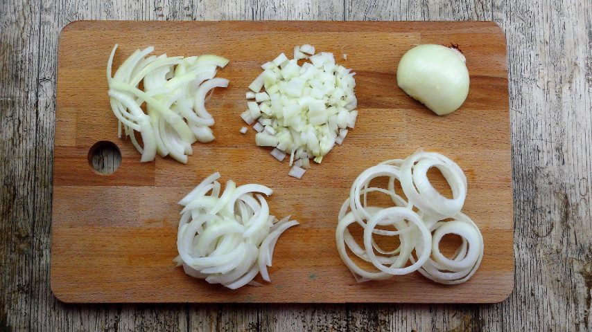 Come tagliare la cipolla in maniera perfetta e veloce: 4 semplici metodi