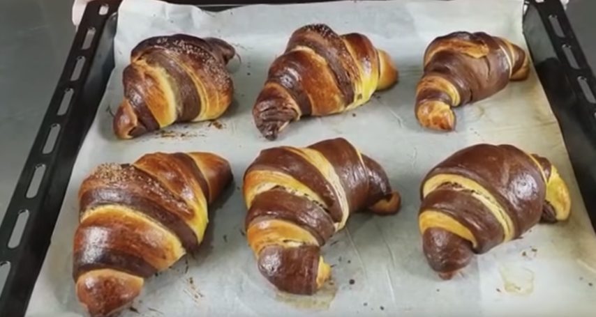 Croissant bicolore al cacao: ideali per una colazione piena di gusto