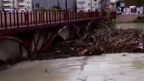 Maltempo, il fiume Savio rompe gli argini: guardate cosa accade sotto al ponte