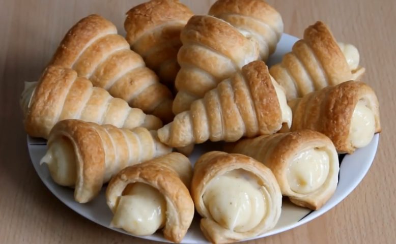 Puffy pastry cones with a very creamy filling: quick and tasty