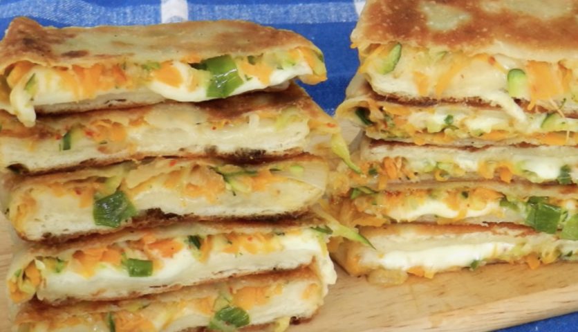 Zucchini and mozzarella pancakes: impossible to resiste a this recipe