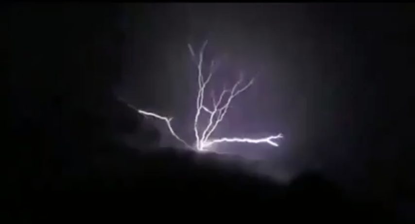 Fulmini e saette: lo spettacolo pirotecnico in cima al vulcano