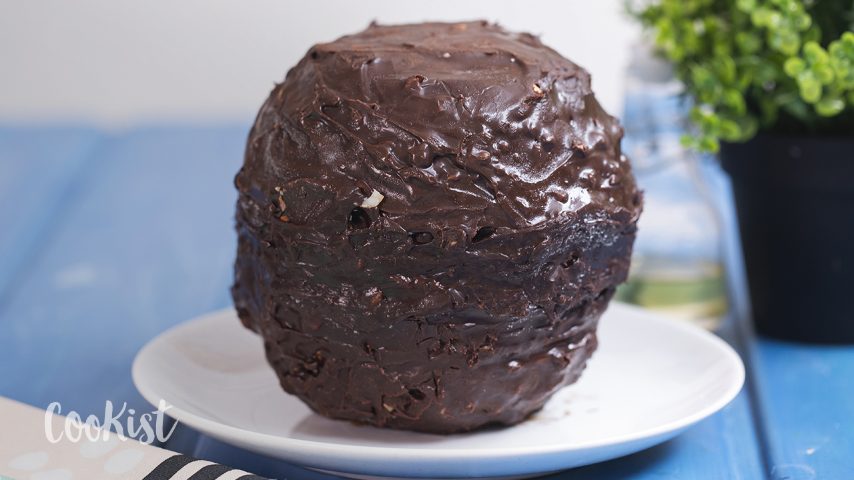 Giant chocolate ball: it will surprise your guests!