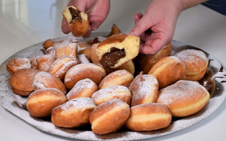 Fluffy chocolate and jam donuts: the recipe to try absolutely