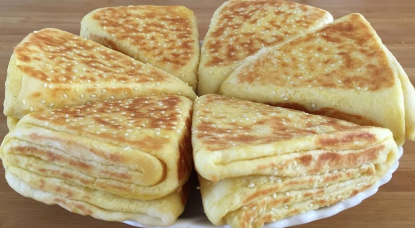 Triangle bread rolls: the easy recipe perfect to fill