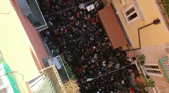 Napoli, i baretti di Chiaia pieni di persone per la Vigilia di Natale