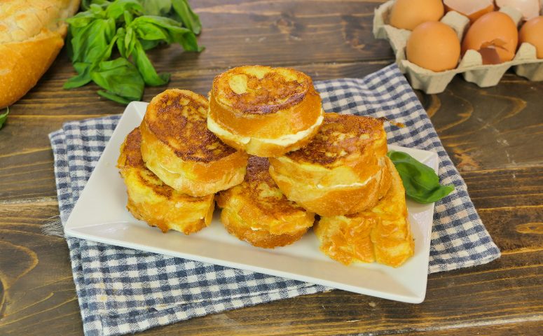 Pão frito cremoso com ovos: dica genial para reutilizar pão amanhecido!
