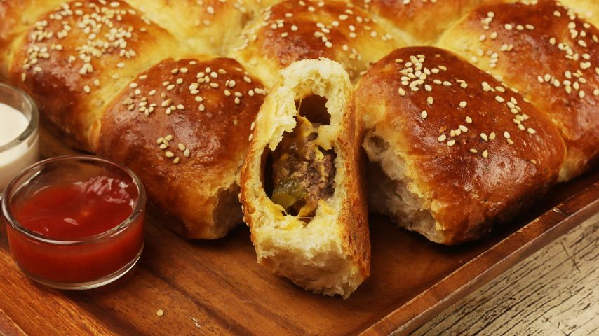 Stuffed bread with meat: a delicious recipe to feed a crowd!