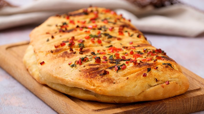 Calzone ripieno al forno: l'alternativa gustosa alla solita pizza!