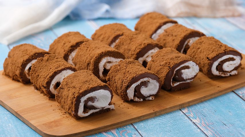 Mini rocambole de chocolate: a sobremesa sem assar fácil e rápida!