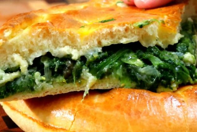 Escarole stuffed pizza: the tasty savory recipe