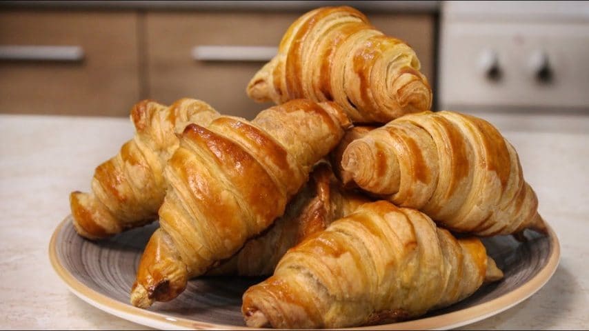 Crispy croissants with just 2 ingredients: the tasty recipe