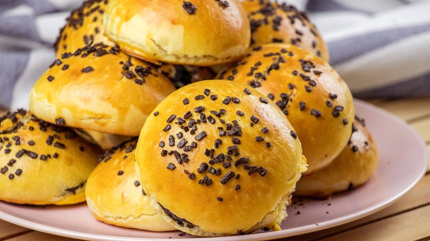 Chocolate chips buns: perfect for a delicious snack!