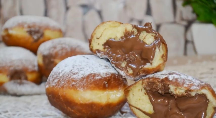 Fluffy and stuffed krapfen: the delicious and easy recipe