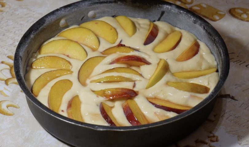 Peach sponge cake: beautiful to see and so delicious