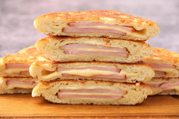 Toast in padella ripieni di prosciutto e formaggio: l'idea facile e ...