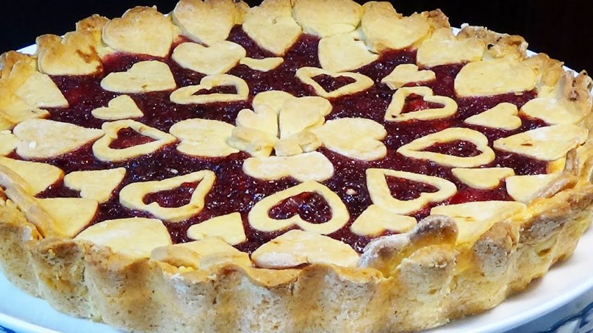 Jam tart with hearts: the simple and romantic recipe for Valentine's Day