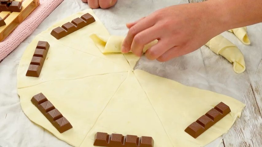 Quick puff pastry croissants with chocolate: ready in no time!