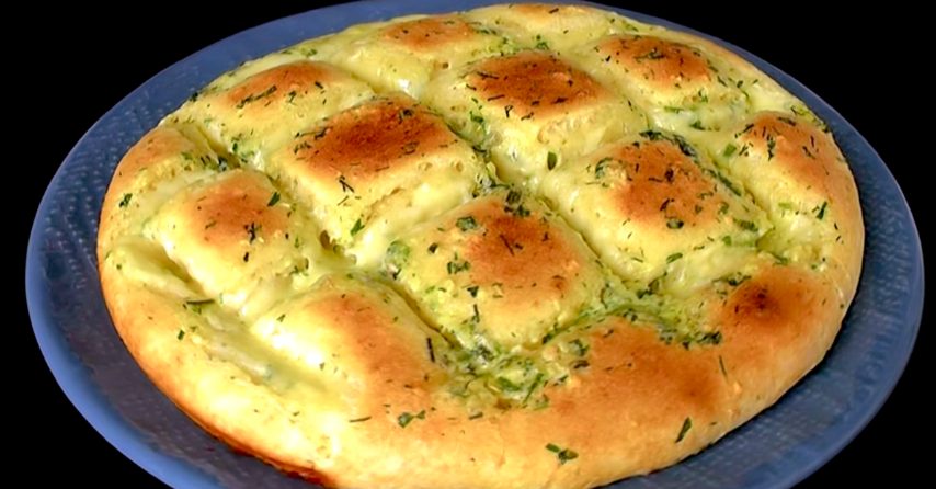 Savory garlic pie: the recipe for a fluffy and fragrant dinner