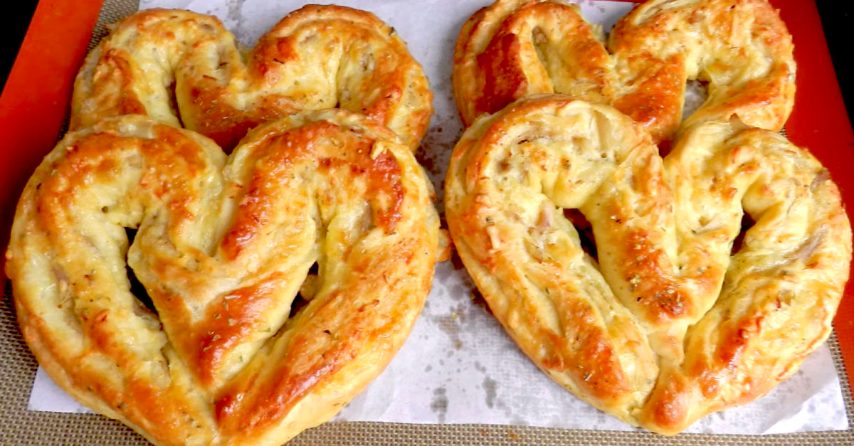 Heart shaped garlic bread: the recipe to make it fluffy and tasty