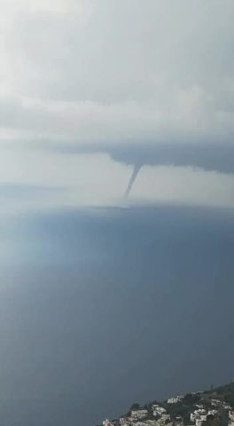 Salerno, tromba marina al largo della Costiera Amalfitana