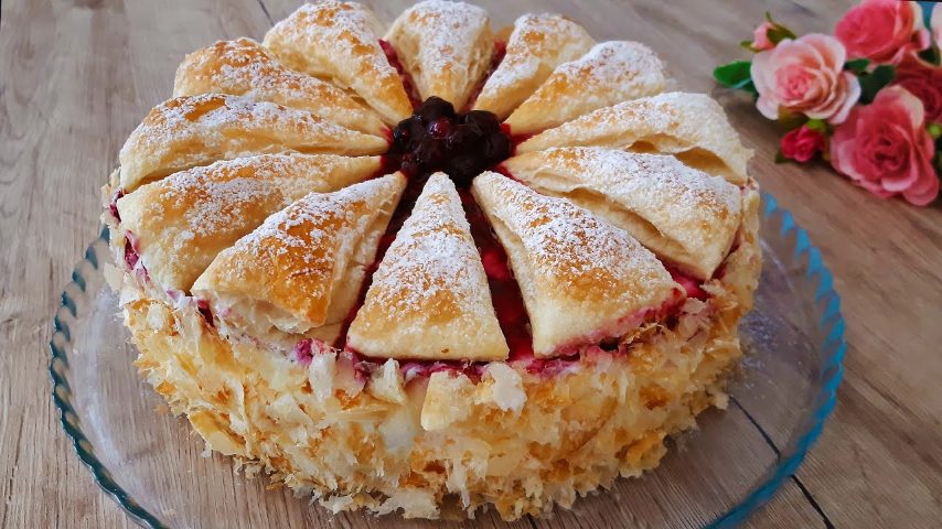 Puff pastry cake with cream and berries: the delicious recipe to try