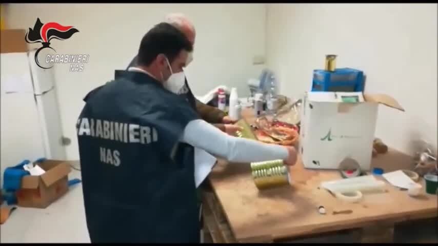 Cibi scaduti riconfezionati e rivenduti: sequestro di oltre 20 ...