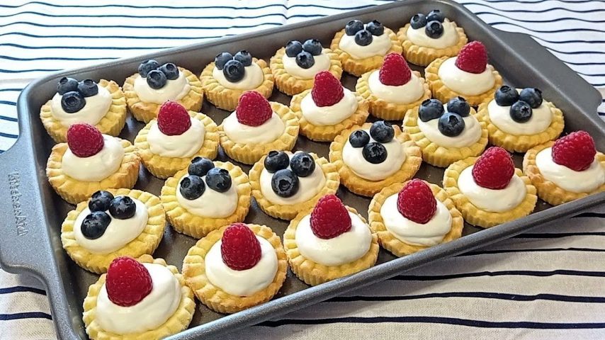 Shortcrust pastries with yogurt and fruit: simple, beautiful and delicious