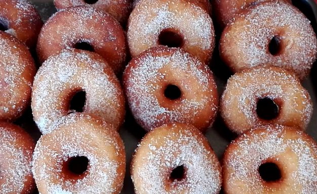 Fried mini donuts: the simple way to make them fluffy and delicious