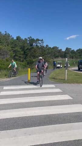 Incidente per Biden, cade in bici ma poi si rialza: "Sto bene"