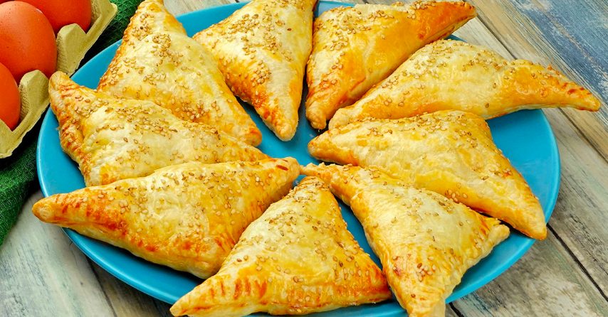 Puff pastry egg triangles: light and delicious!