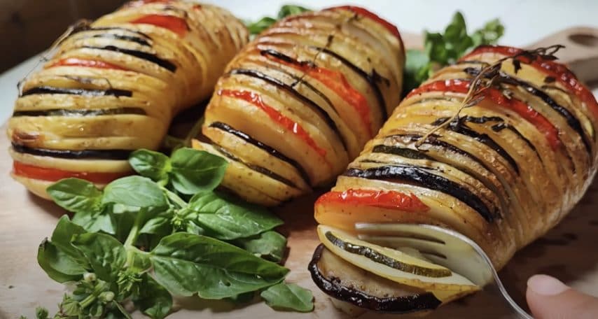 Hasselback potato with veggies: the tasty and beautiful meal