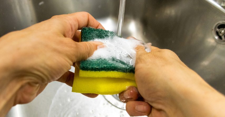 Come lavare correttamente la spugna dei piatti