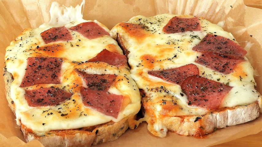 Toast pizza con pane raffermo: come prepararli nella friggitrice ad aria