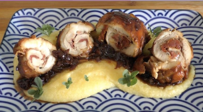 Involtini di pollo ripieni: la ricetta per averli sugosi e saporiti