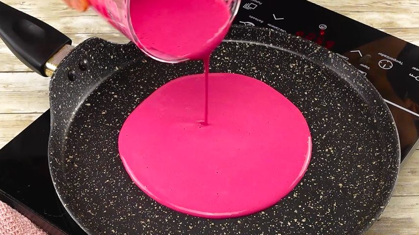 Pink crepes: a beautiful snack ready with a few ingredients!