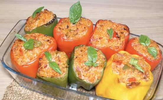 Peperoni ripieni con riso: la ricetta del piatto completo e sfizioso