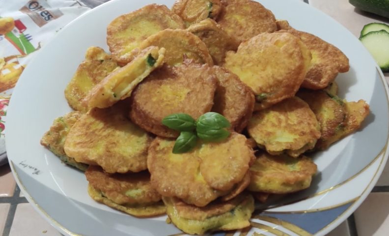 Battered zucchini: the easy recipe to make them savory and crispy