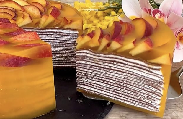 Crepes cake with peach: the recipe for a delicious and ovenless dessert