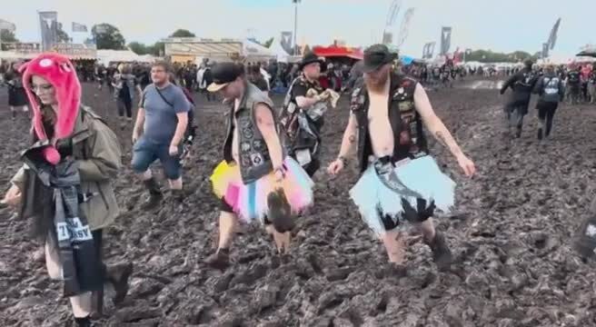 Fango e musica al Wacken, il più grande festival metal al mondo
