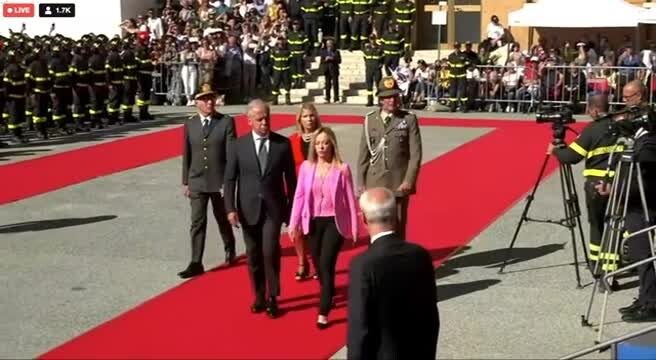 Il giuramento a Capannelle, Meloni di fronte ai nuovi Vigili del Fuoco