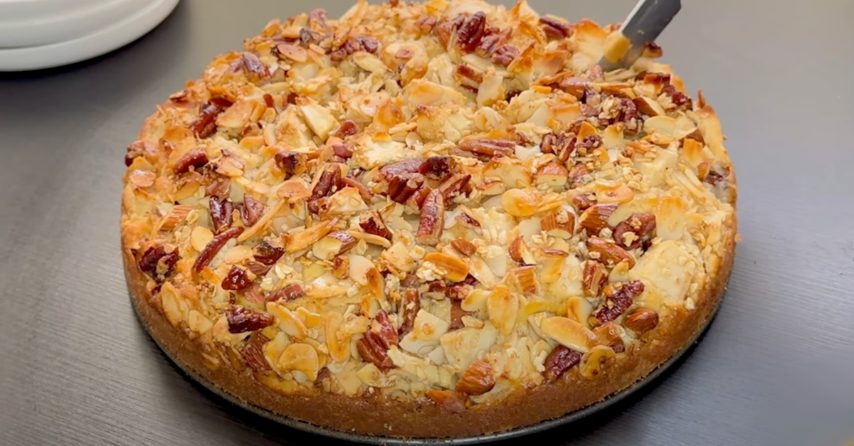 Apple fluffy cake with nuts: the recipe for an easy and fragrant dessert