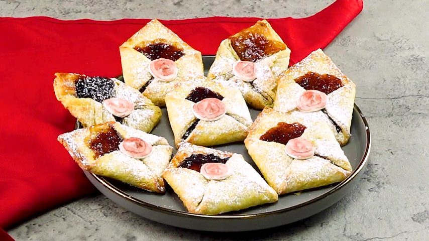 Jam filled pie envelopes: easy and delicious