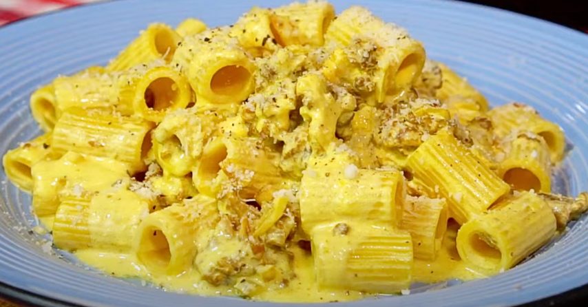 Pasta con panna, salsiccia e zafferano: il primo piatto semplice e saporito