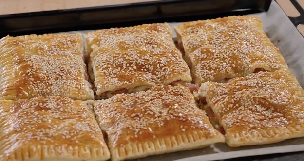 Puff pastry squares: the quick recipe for a tasty meal
