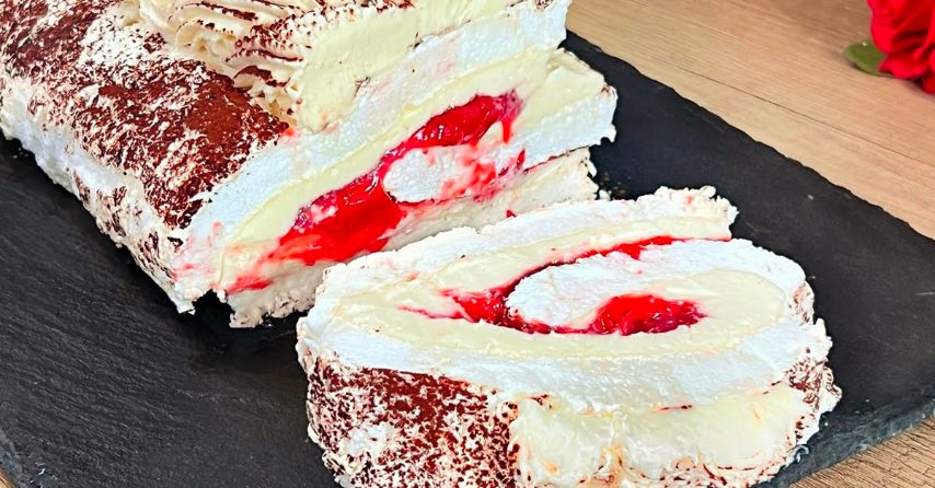 Meringue roll with strawberries coulis: the recipe for a creamy and ...