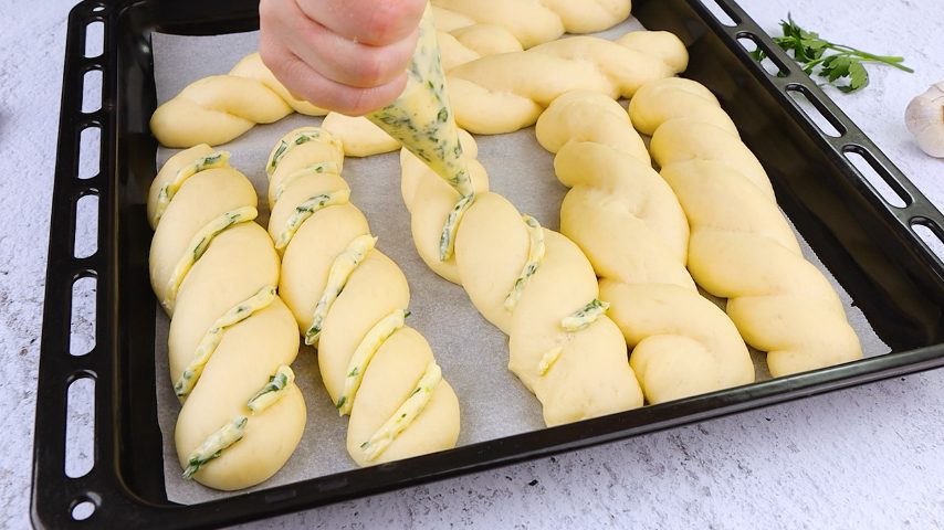 Soft garlic braids: easy to make and appetizing!